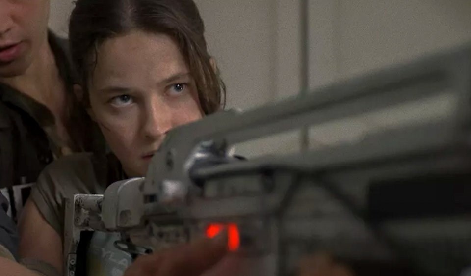 ALIEN: ROMULUS - Cailee Spaeny's Rain Carradine Wields A BIG Gun In New ...